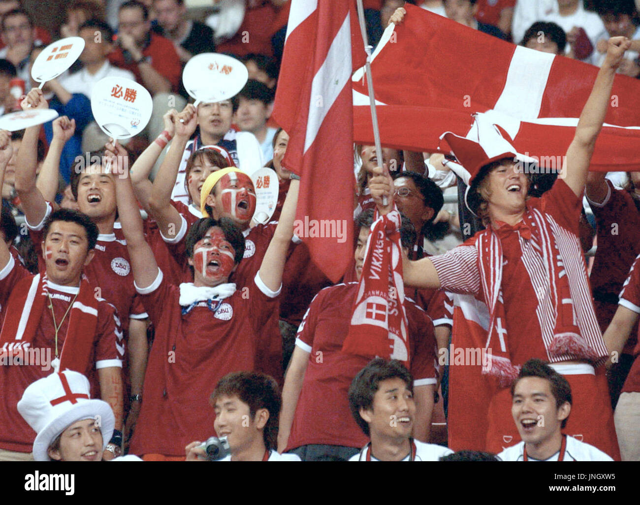 Supporters japan cheer team world hi-res stock photography and images ...