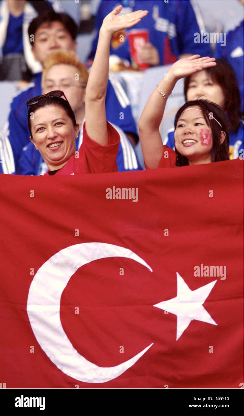 Supporters japan cheer team world hi-res stock photography and images ...
