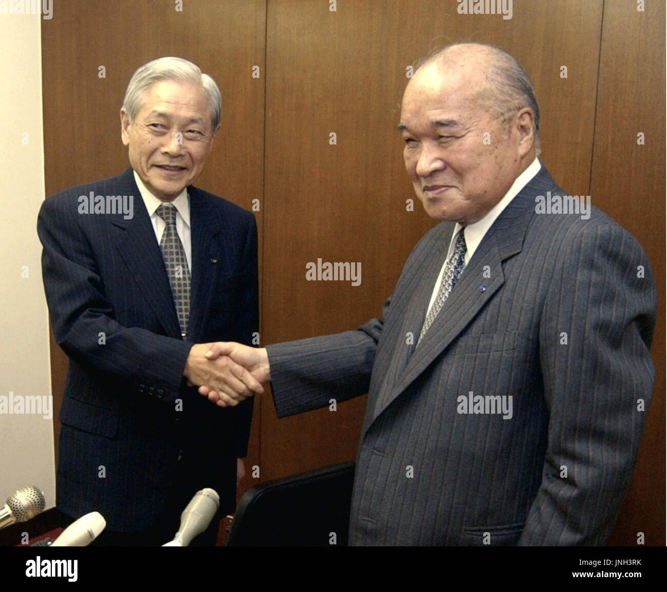FUKUOKA, Japan - Nishi-Nippon Bank President Tsuneo Shindo (L) and ...