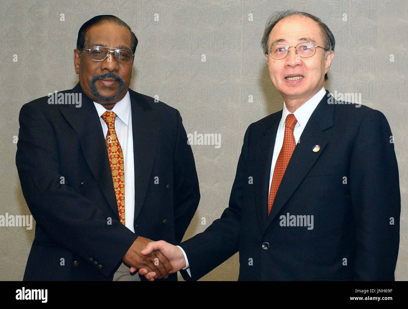 HAKONE, Japan - Anton Balasingham (L), chief negotiator of Sri Lanka's ...