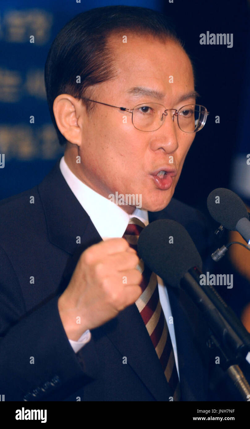 SEOUL, South Korea - Lee Hoi Chang, the candidate from the main ...