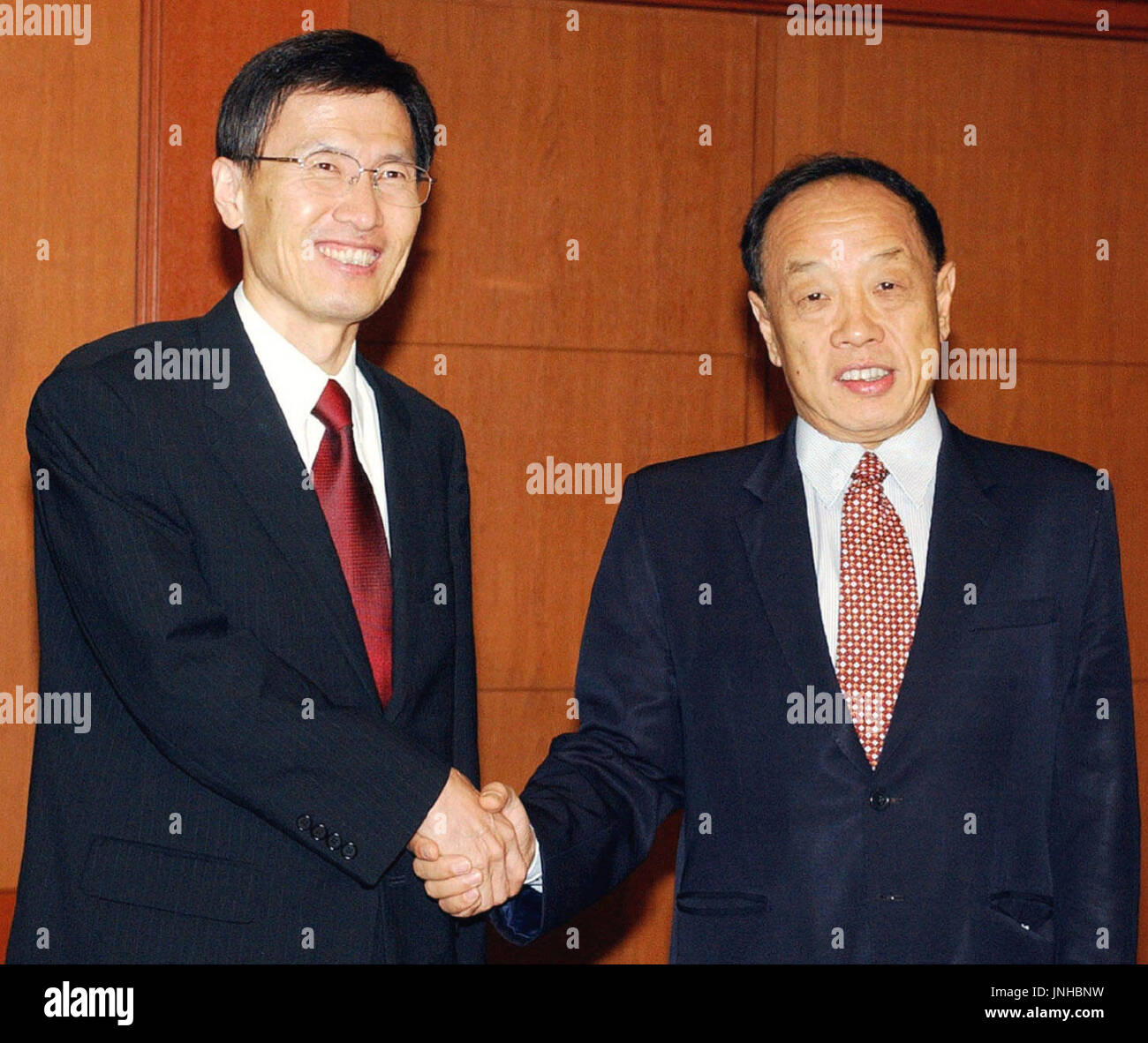 SEOUL, South Korea - Chinese Foreign Minister Li Zhaoxing (R) shakes ...