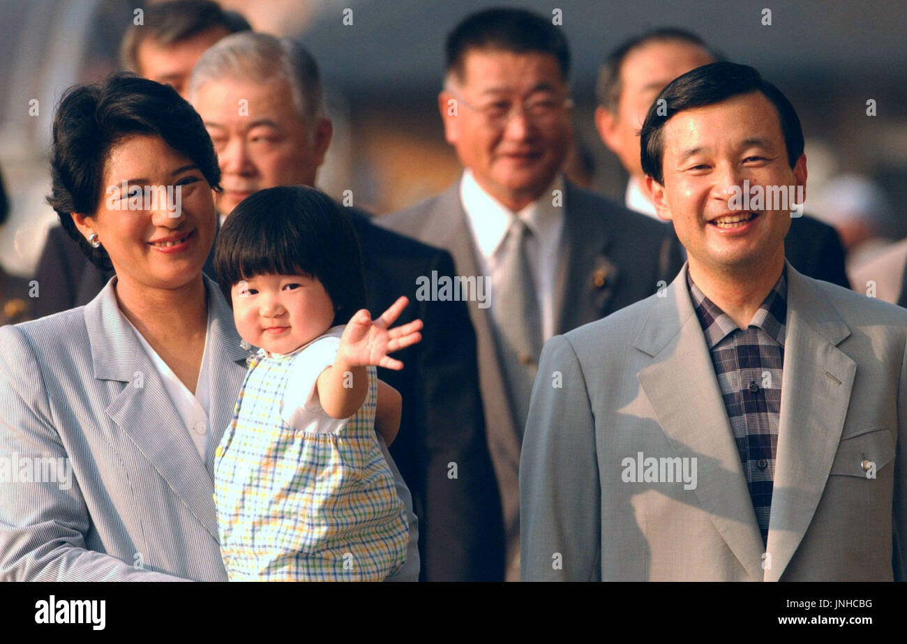 KUROISO, Japan - Princess Aiko waves as she arrives with her mother ...