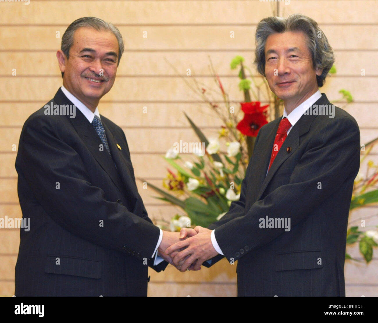TOKYO, Japan - Japanese Prime Minister Junichiro Koizumi (R) and ...