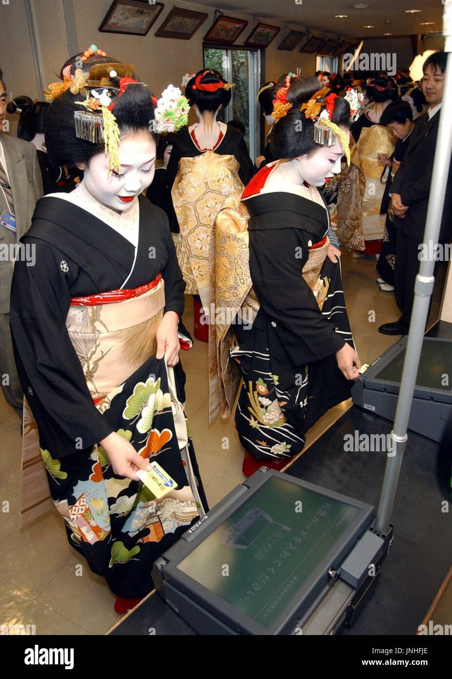 KYOTO, Japan - Two traditional ''maiko'' dancers in Kyoto try ...
