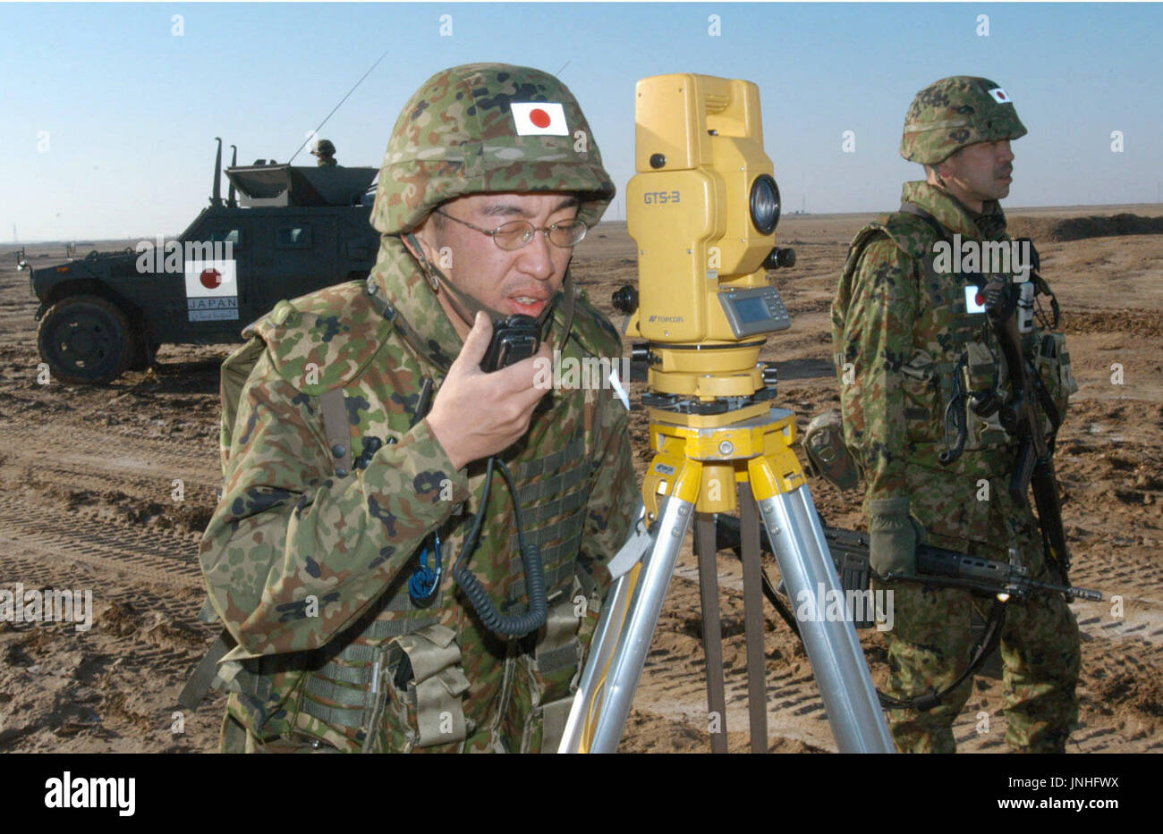 SAMAWAH, Iraq - Members of Japan's advance Ground Self-Defense Force ...
