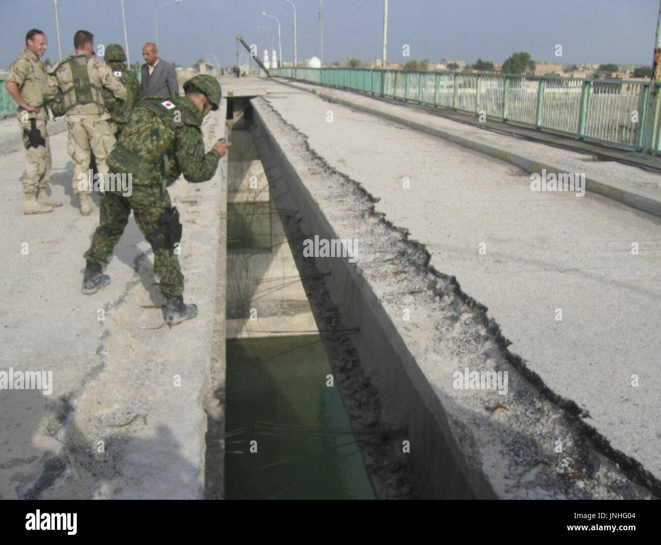 SAMAWAH, Iraq - Members of an advance team of Japan's Ground Self ...