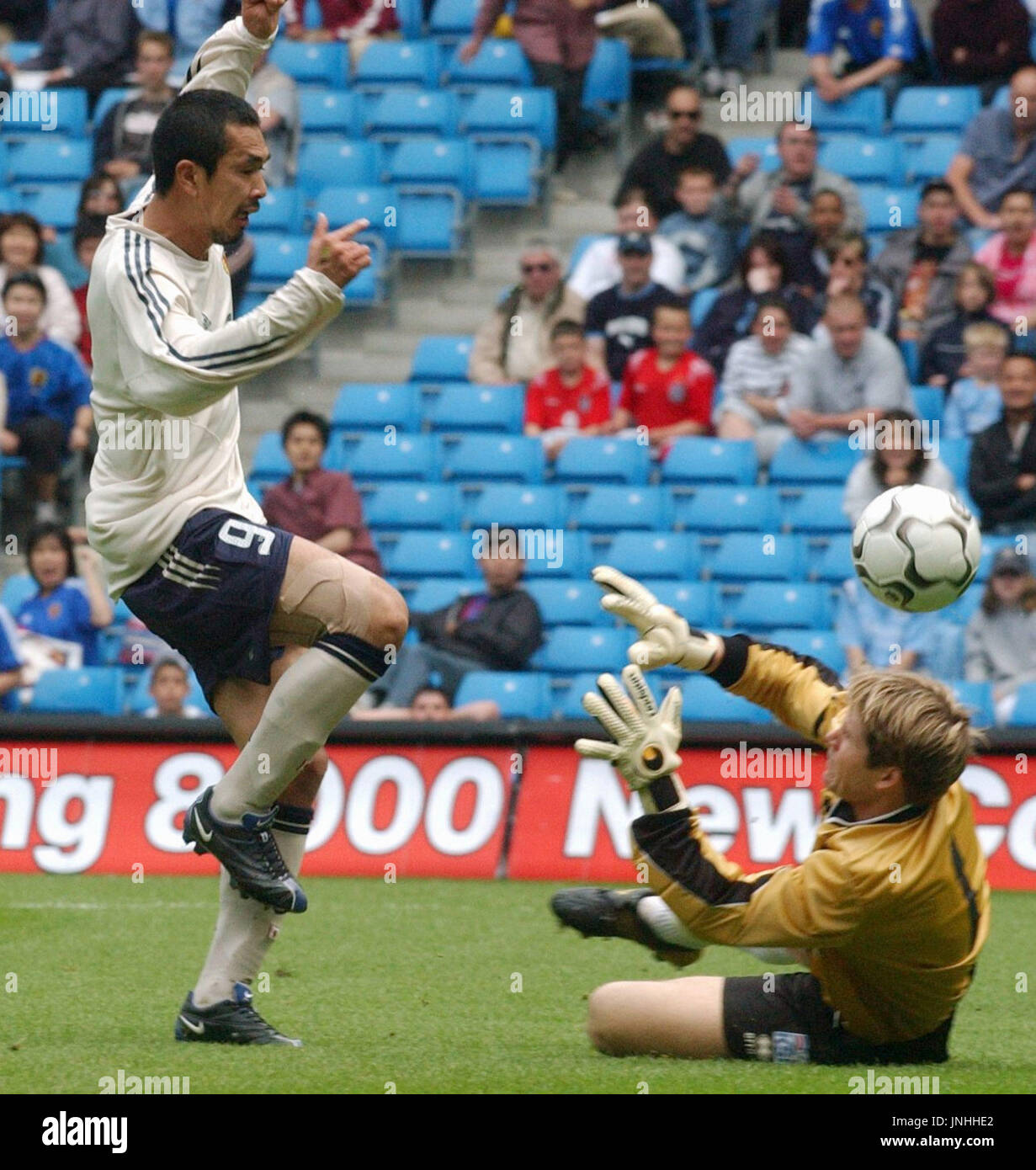 MANCHESTER, England - Japan striker Tatsuhiko Kubo scores an equalizer ...