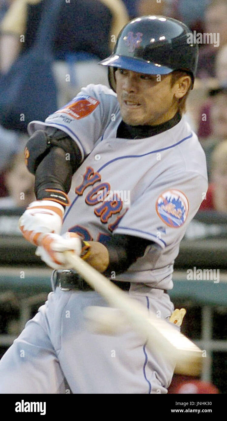 CINCINNATI, United States - New York Mets shortstop Kazuo Matsui hits a ...