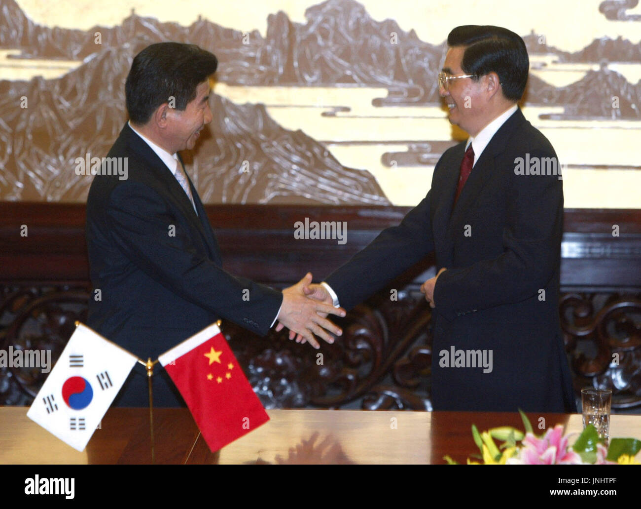 BEIJING, China- Visiting South Korean President Roh Moo Hyun (L) and ...