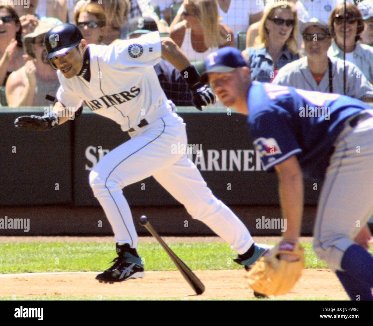 SEATTLE, United States - Seattle Mariners outfielder Ichiro Suzuki (L ...