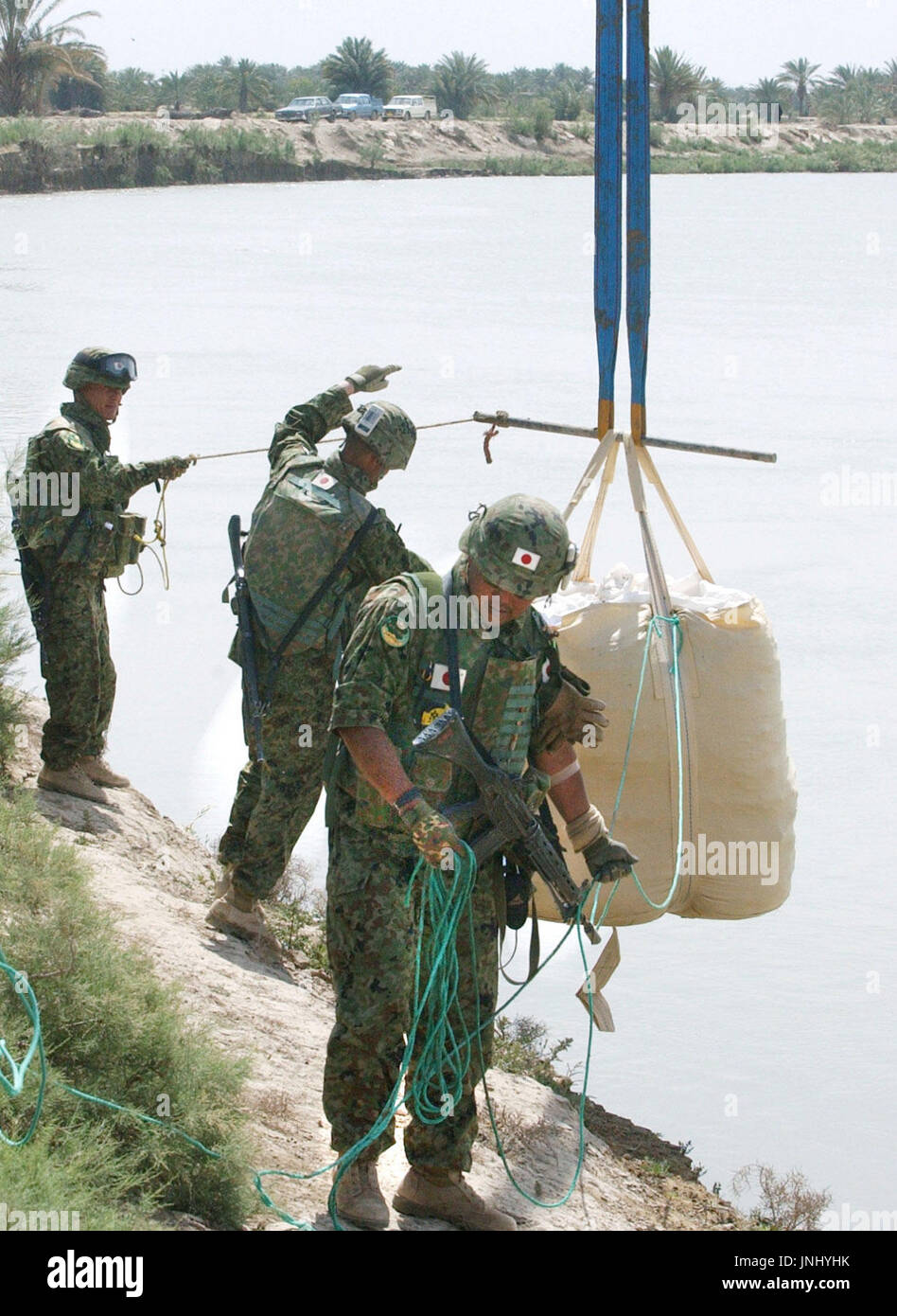 SAMAWAH, Iraq - Members of the Japanese Ground Self-Defense Force unit ...