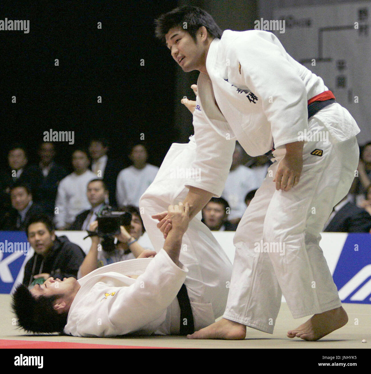 FUKUOKA, Japan - Sydney Olympics gold medalist Kosei Inoue (R) lends a ...