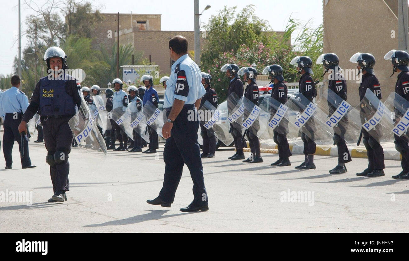 SAMAWAH, Iraq - Iraqi police stand guard in front of the Muthana ...