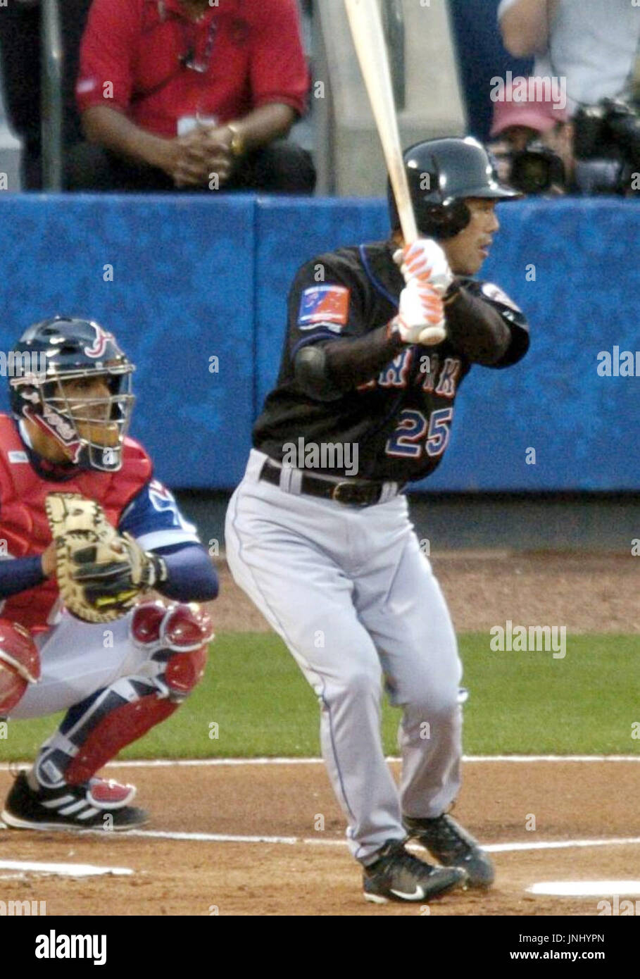 ATLANTA, United States - New York Mets shortstop Kazuo Matsui strikes ...