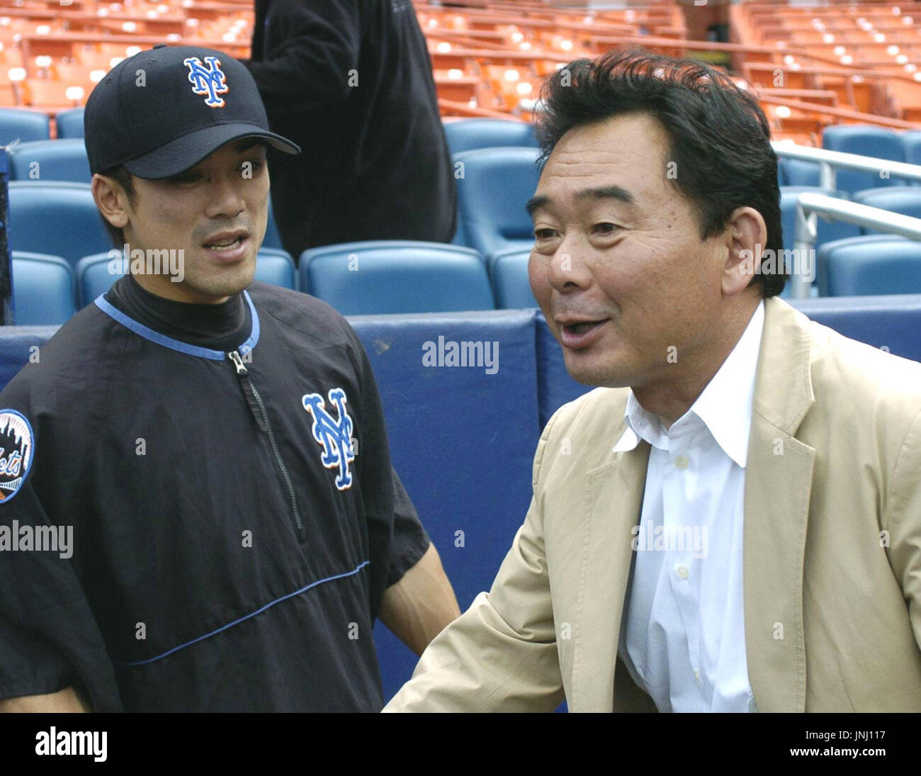 NEW YORK, United States - Kazuo Matsui chats with Osamu Higashio ...