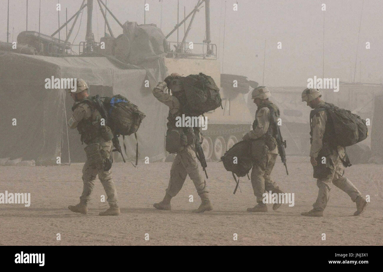 KUWAIT CITY, Kuwait - U.S. soldiers in Camp Hammer, northern Kuwait ...
