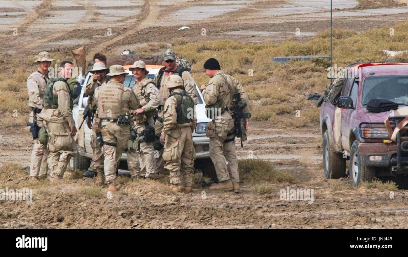 SAMAWAH, Iraq - Members of a U.S special forces unit surround a vehicle ...