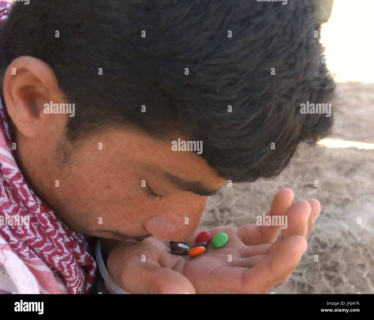 SAMAWAH, Iraq - A handcuffed Iraqi man eats chocolate after ...