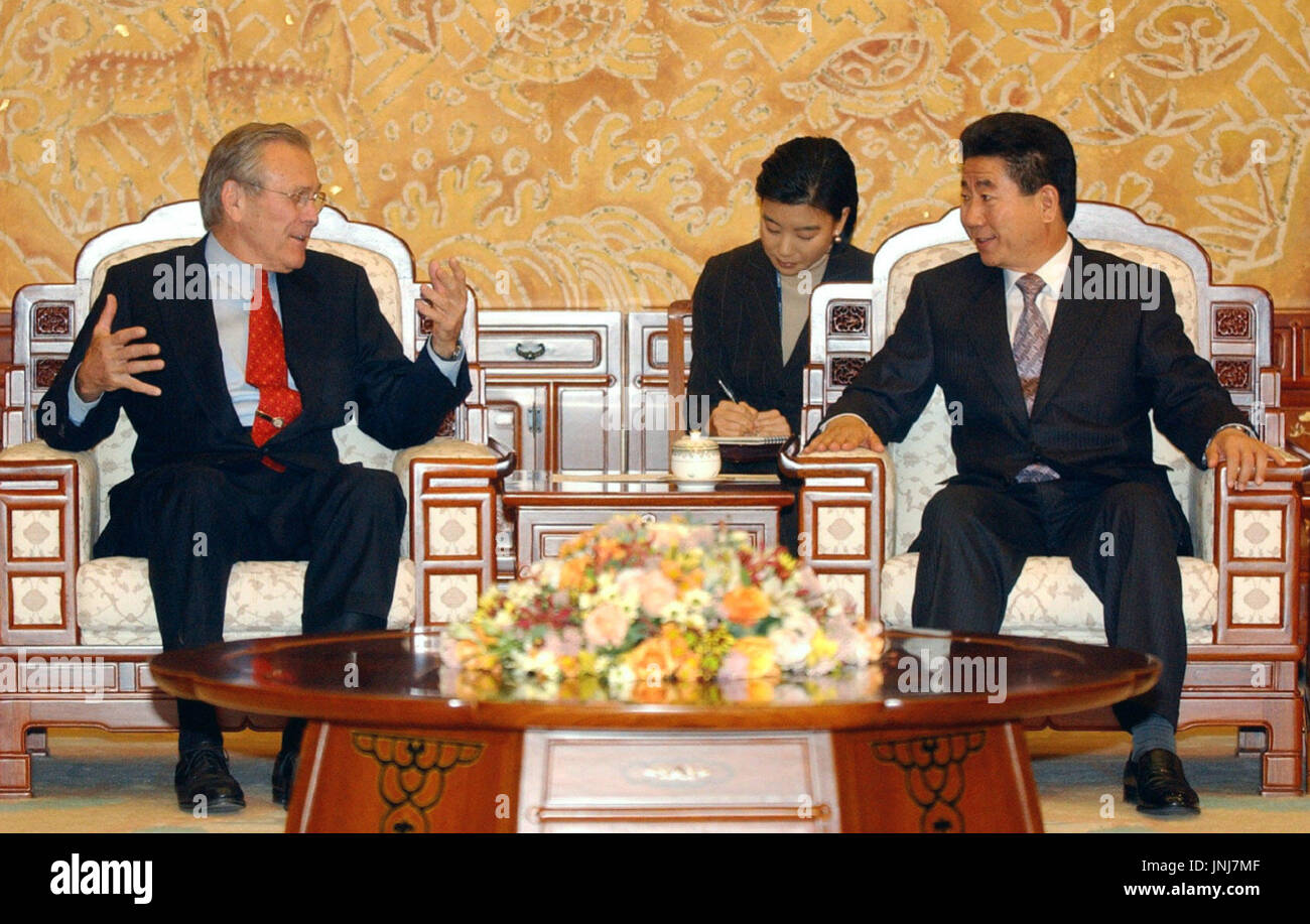 SEOUL, South Korea - U.S. Defense Secretary Donald Rumsfeld (L) holds ...
