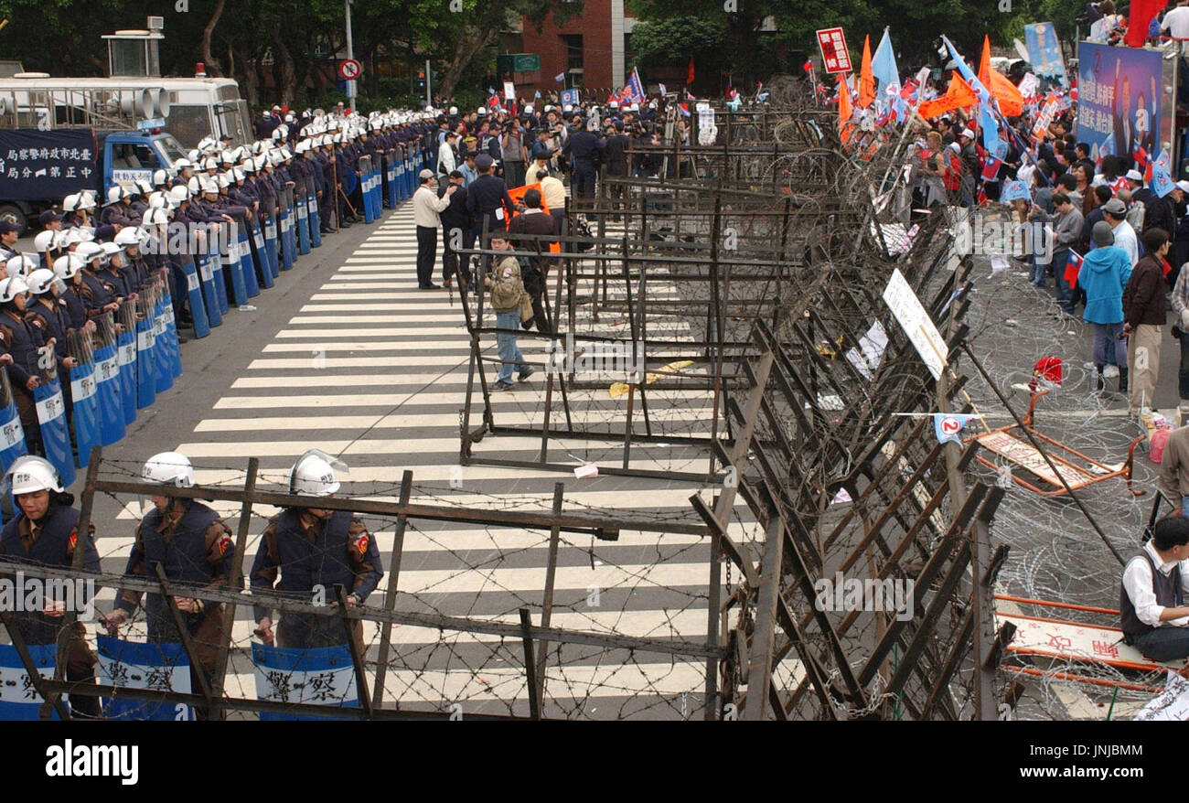 TAIPEI, Taiwan - Riot police (L) face supporters of defeated ...