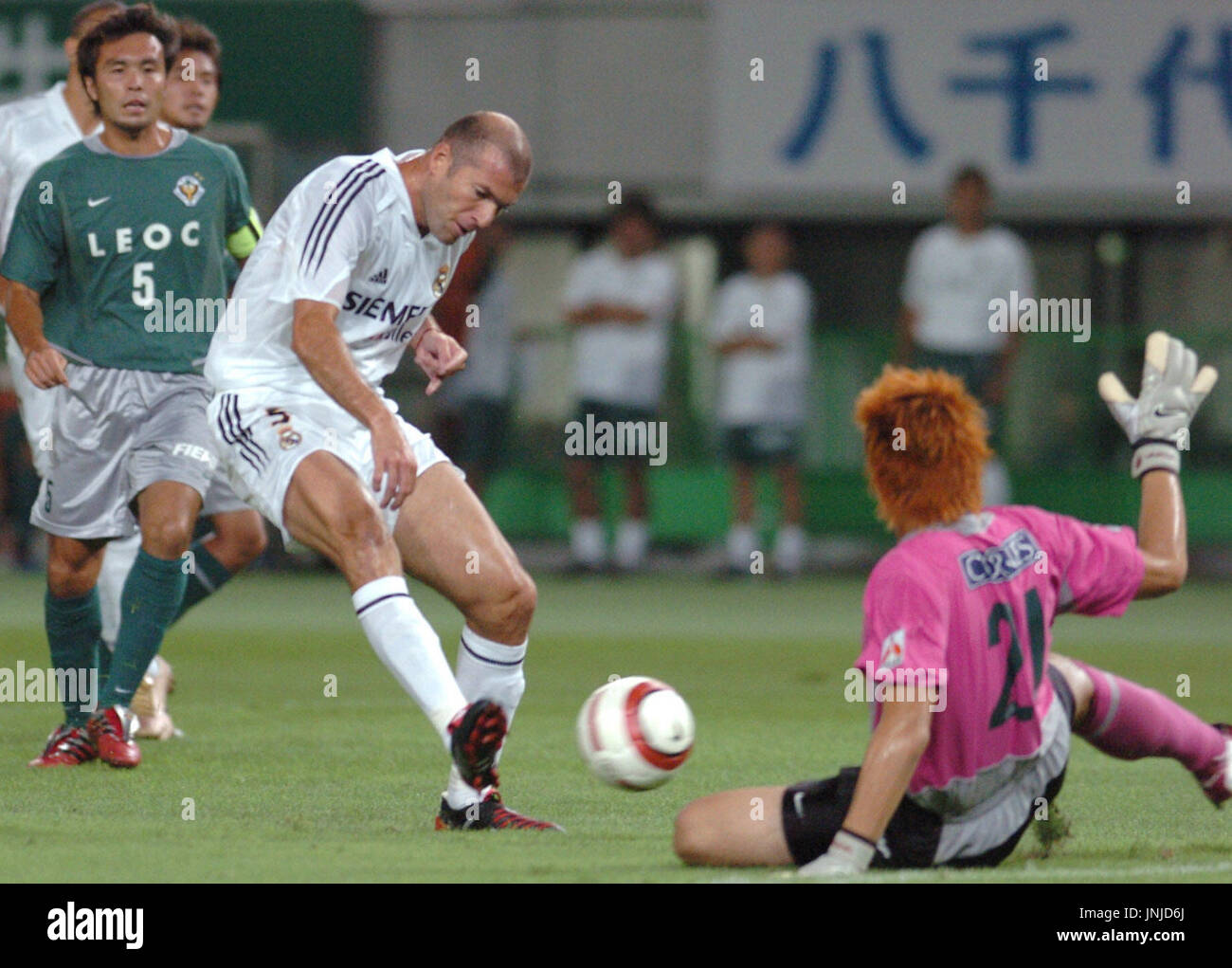 TOKYO, Japan - Real Madrid midfielder Zinedine Zidane (C) scored the ...