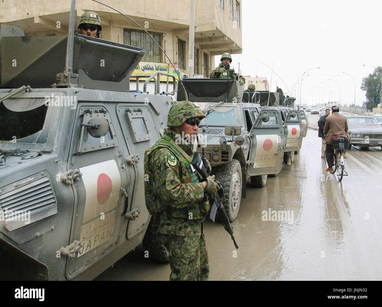 SAMAWAH, Iraq - Members of Japan's ground troops in the southern Iraqi ...