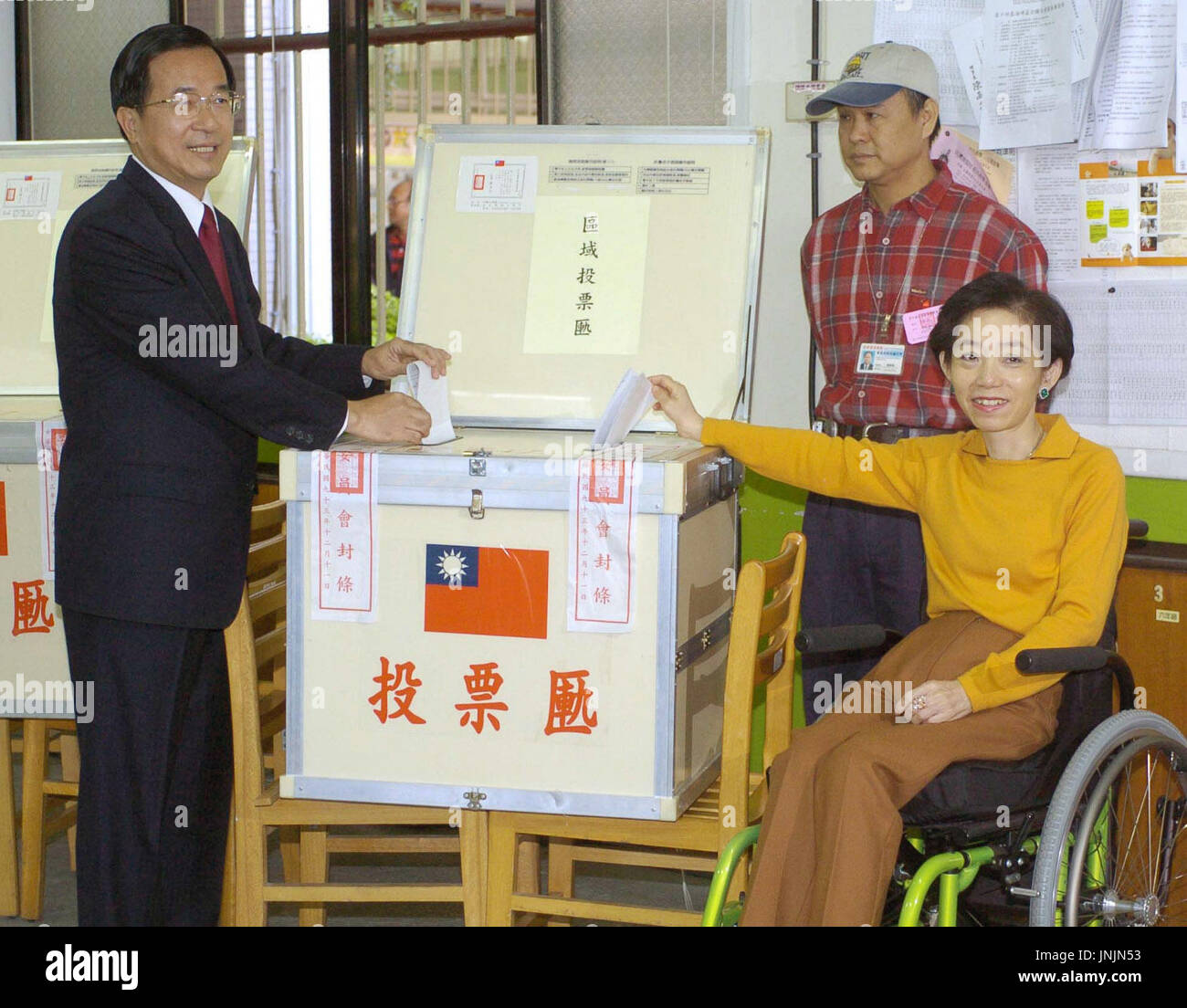 TAIPEI, Taiwan - President Chen Shui-bian (L) and his wife cast ballots ...
