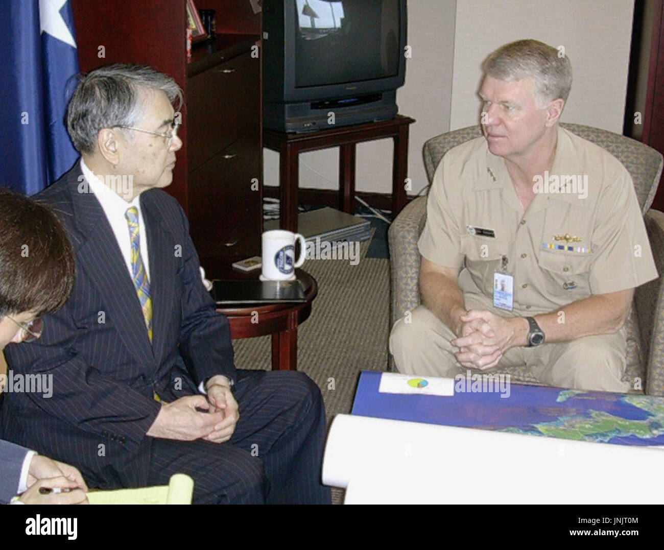 HONOLULU, United States - Vice Adm. Gary Roughead (R), deputy chief of ...