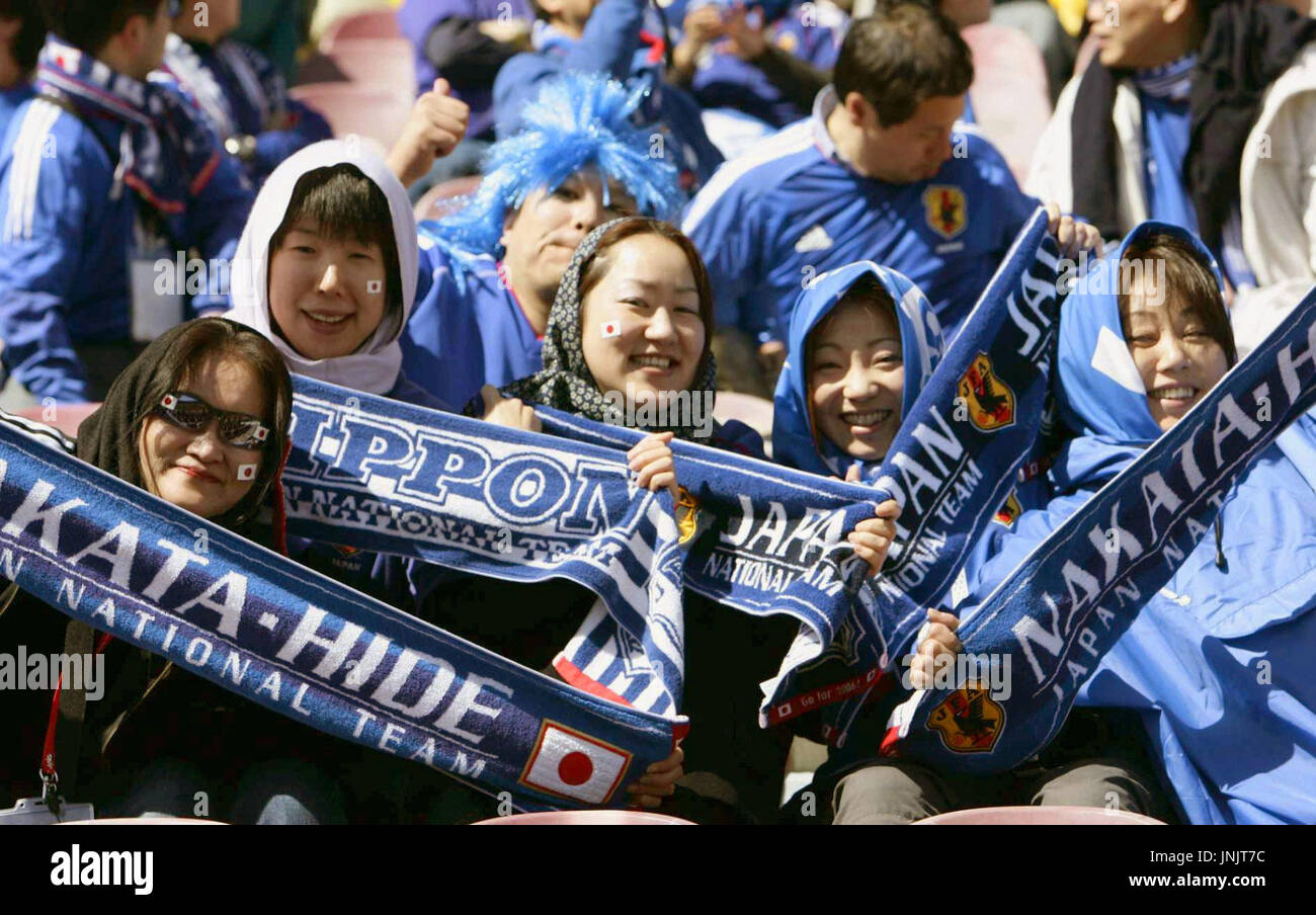 Supporters japan cheer team world hi-res stock photography and images ...