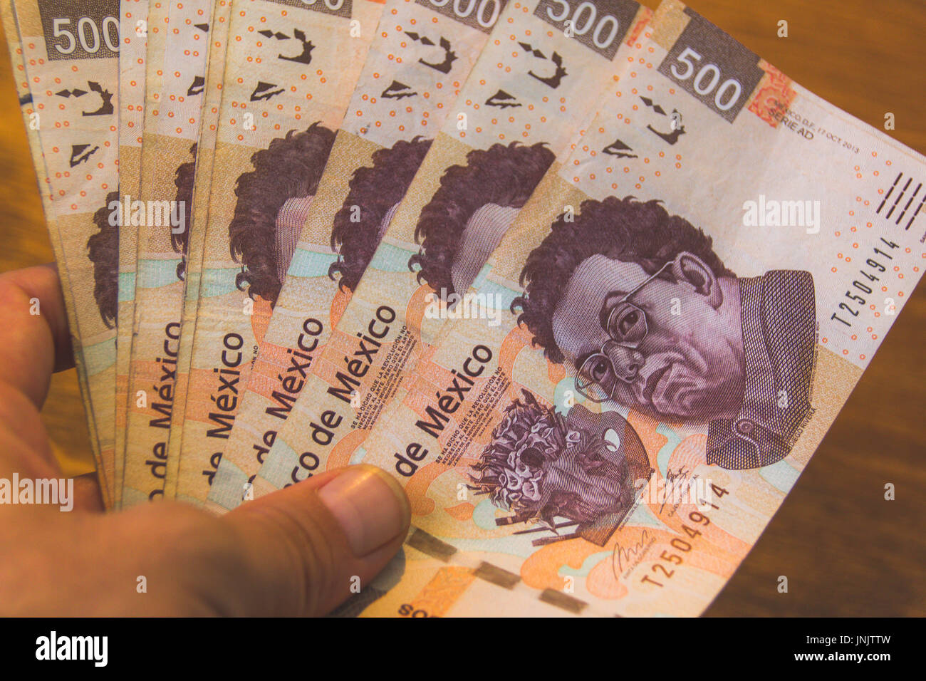 Photograph of some five hundred mexican pesos bills Stock Photo - Alamy
