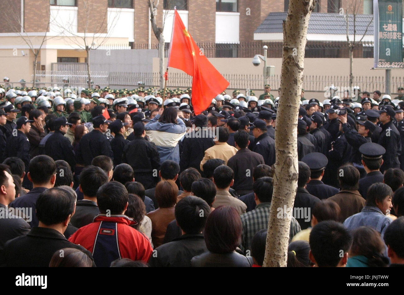 SHENYANG, China - Armed Chinese police officers confront anti-Japanese ...