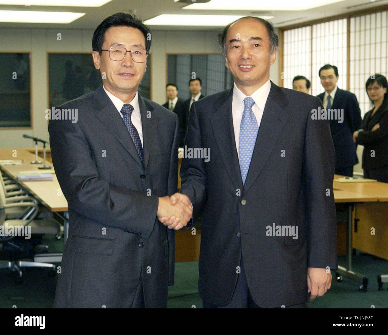 TOKYO, Japan - Chinese Vice Foreign Minister Wu Dawei (L) and Kenichiro ...