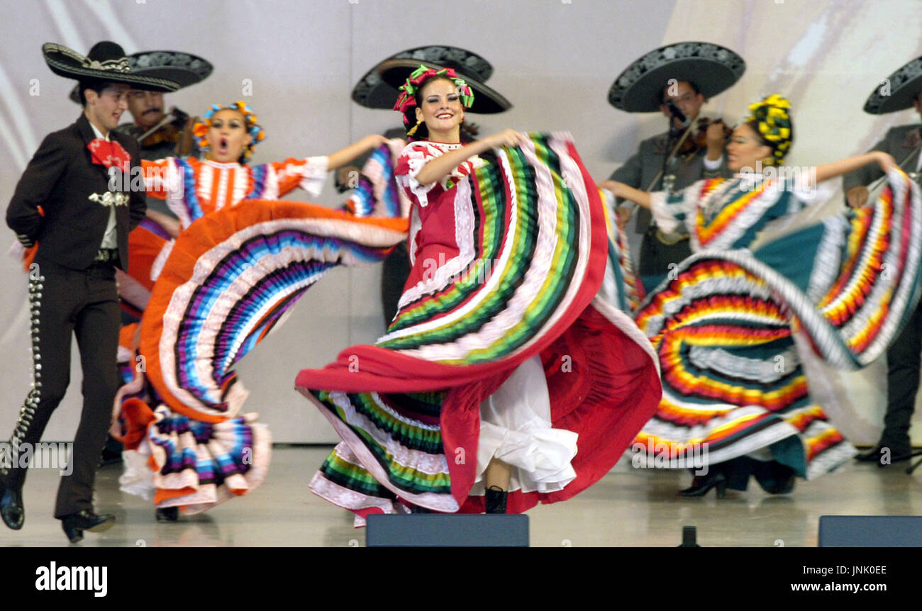 NAGAKUTE, Japan - Dancers perform Mexican dance at the 2005 World ...