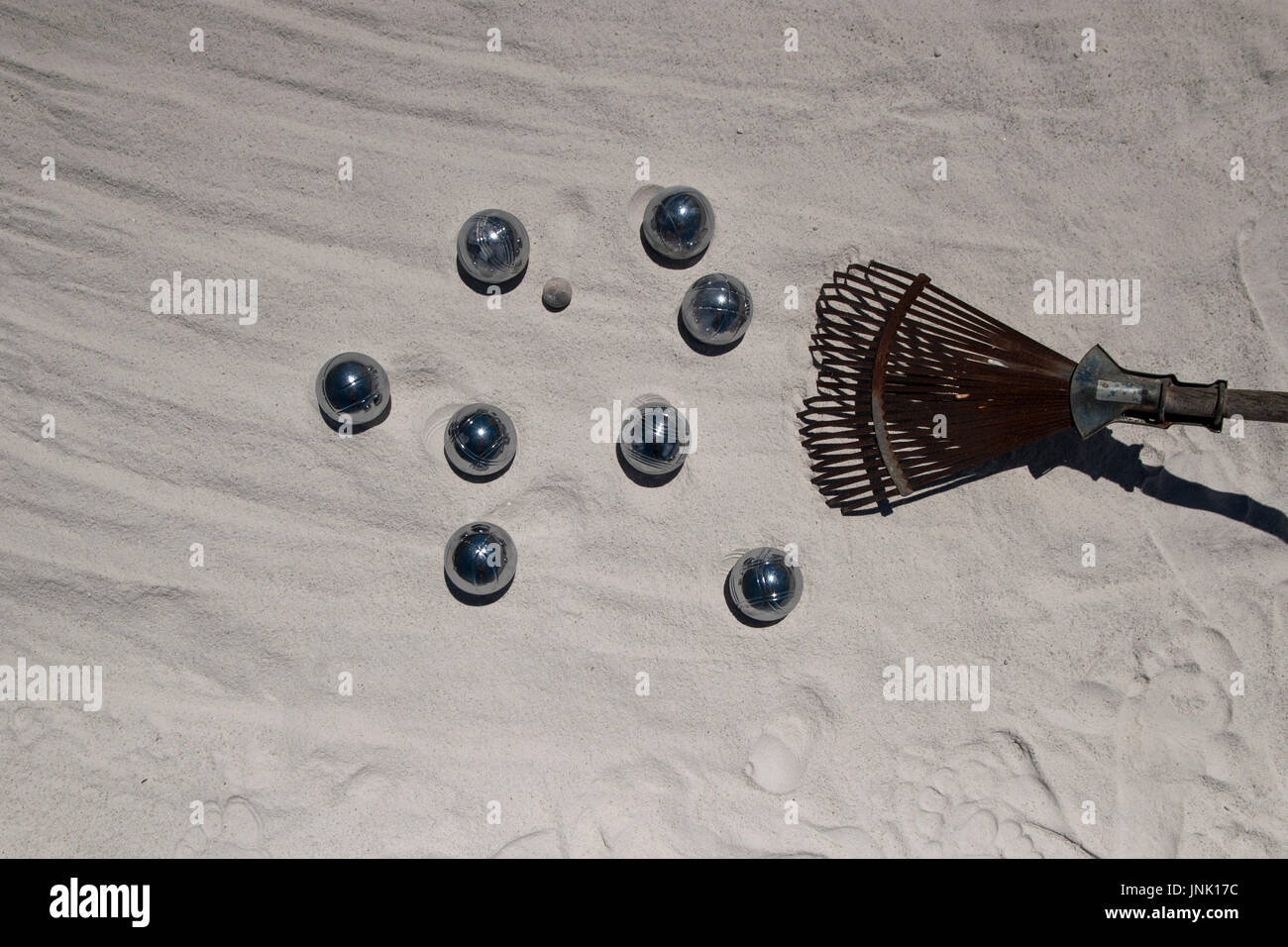 Old men playing boule hi-res stock photography and images - Alamy