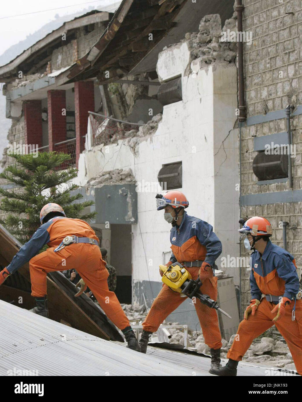 BATGRAM, Pakistan - Members of a Japanese rescue team are in operation ...