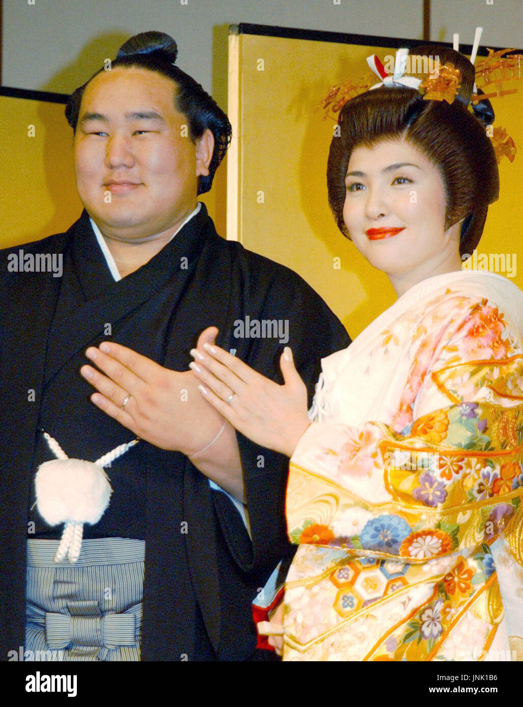 TOKYO, Japan - Sumo yokozuna (grand champion) Asashoryu of Mongolia (L ...