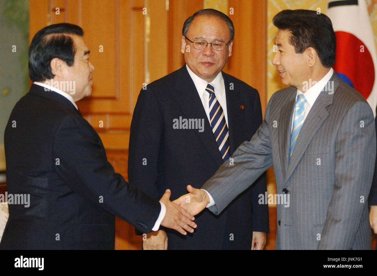 SEOUL, South Korea - Tetsuzo Fuyushiba (L), secretary general of Japan ...