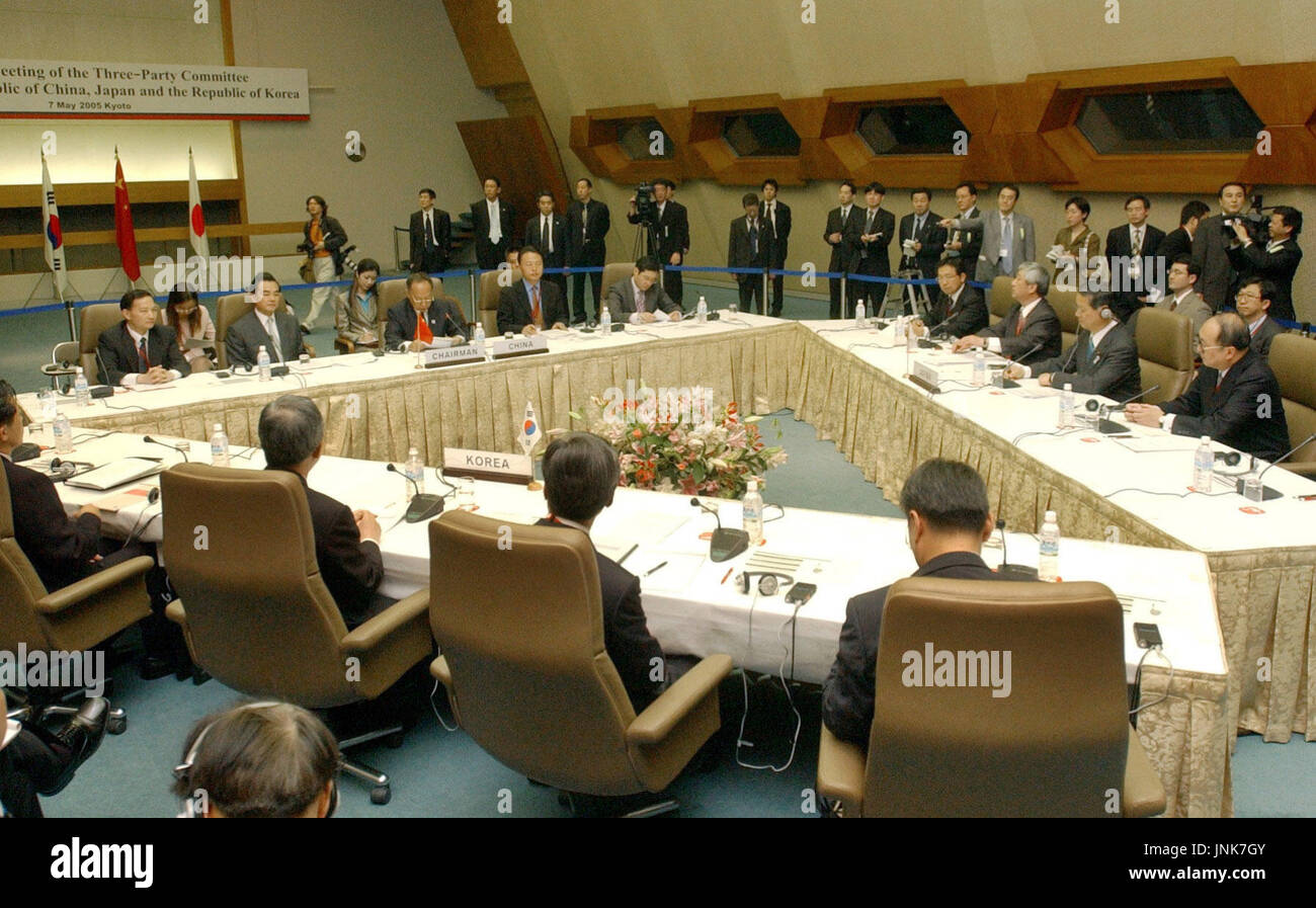 KYOTO, Japan - China (L), Japan (R) and South Korea (front) hold a ...