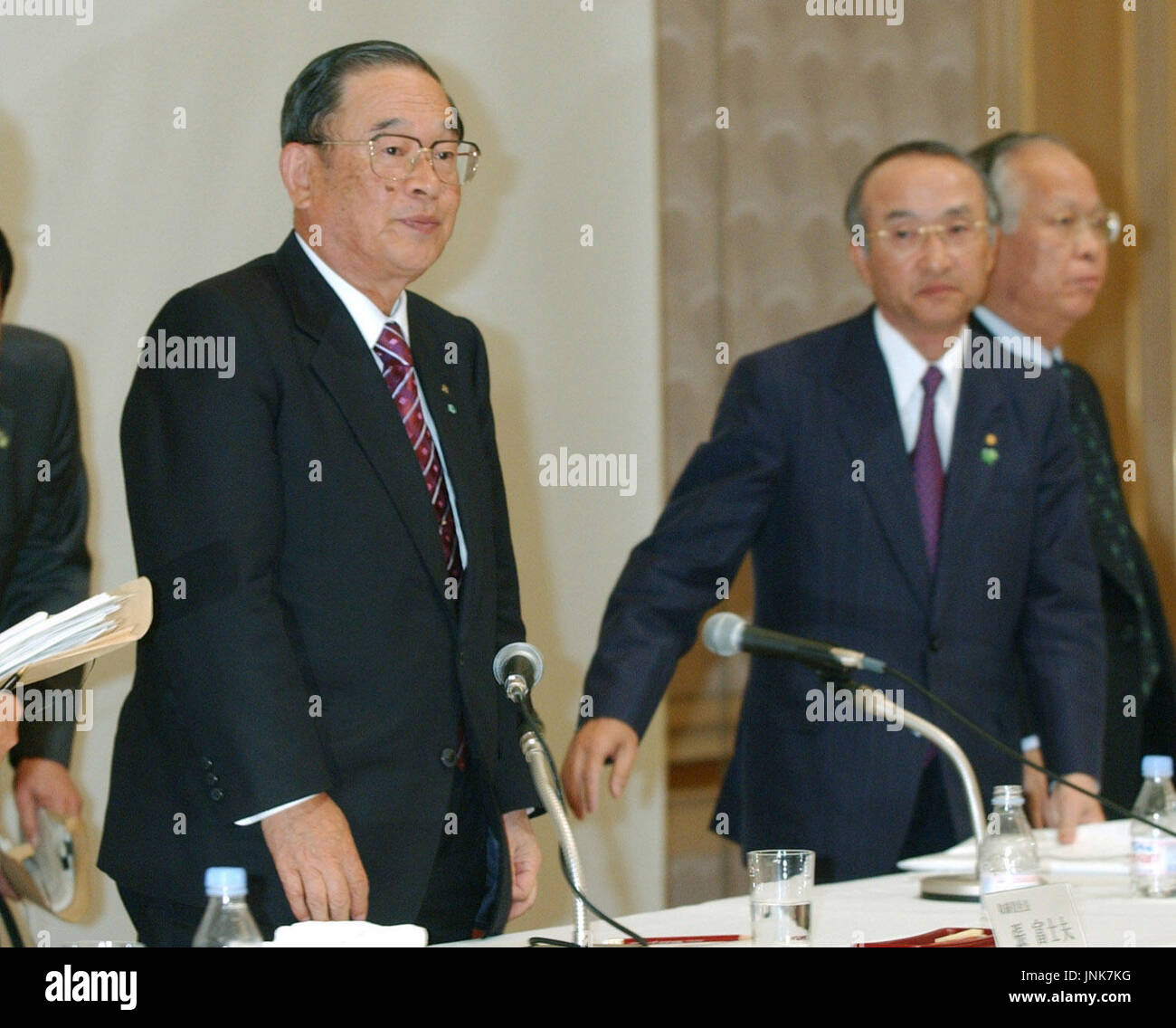 TOKYO, Japan - Toyota Motor Corp. President Fujio Cho (L) winds up his ...