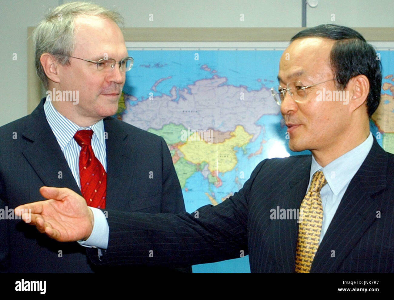 SEOUL, South Korea - Christopher Hill (L), the top U.S. negotiator on ...