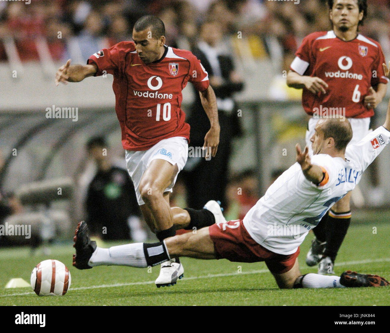 SAITAMA, Japan - Urawa Red striker Marcio Emerson (L) and Hamburg SV ...