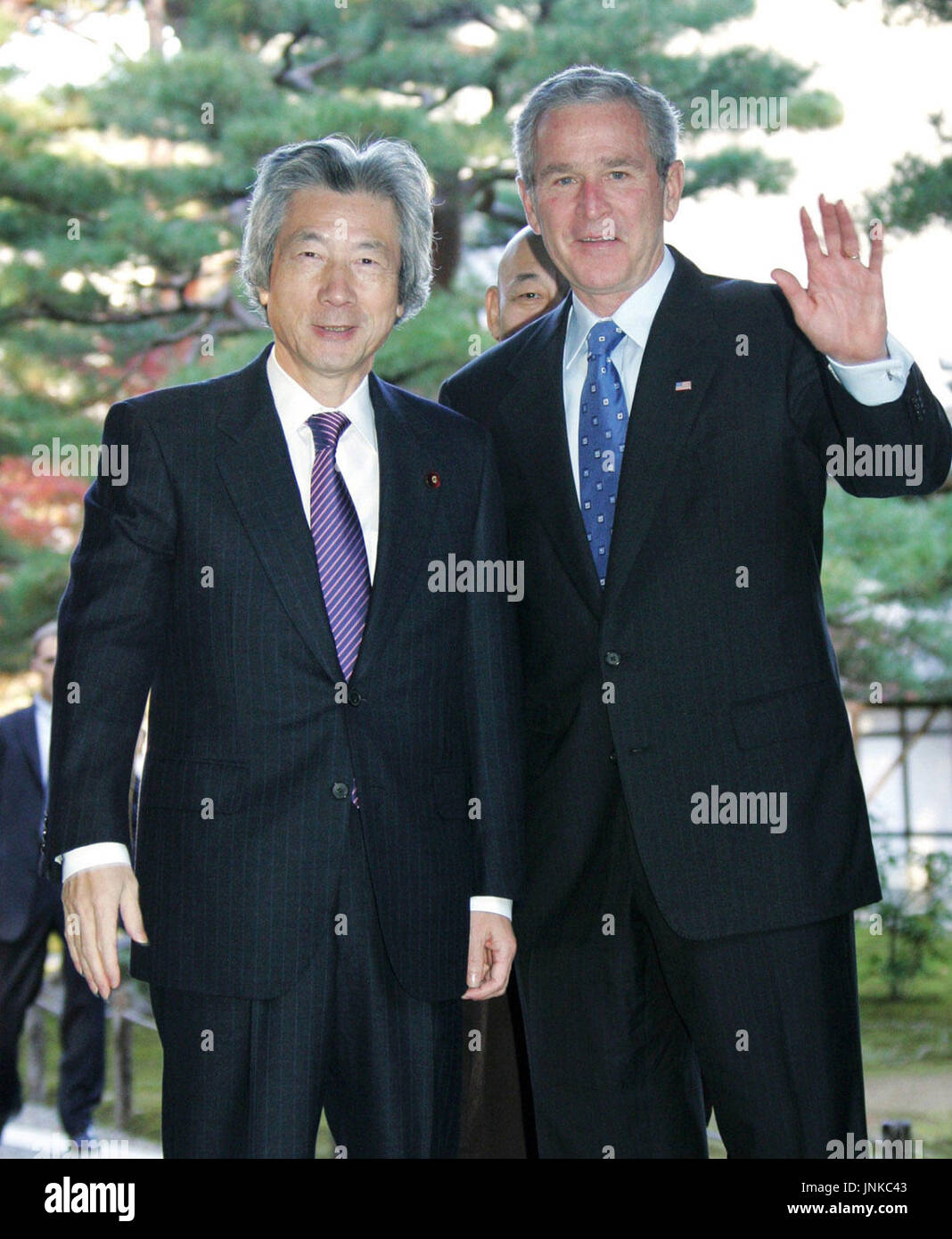 KYOTO, Japan - U.S. President George W. Bush (R) and Japanese Prime ...