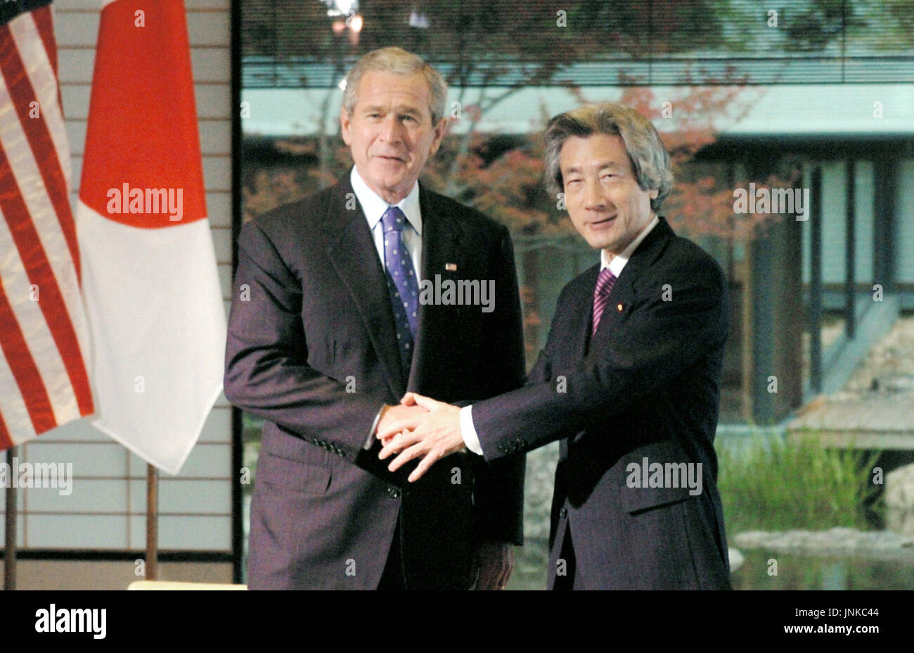KYOTO, Japan - U.S. President George W. Bush (L) and Japanese Prime ...
