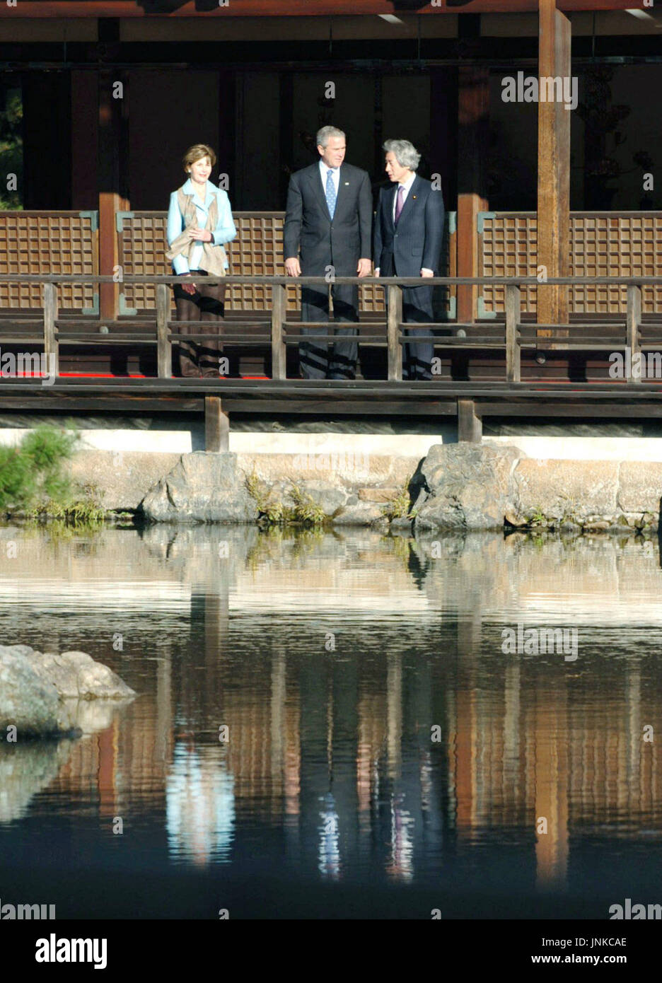 KYOTO, Japan - U.S. President George W. Bush (C) and his wife Laura (L ...