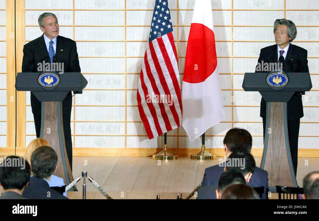 KYOTO, Japan - U.S. President George W. Bush (L) and Japanese Prime ...