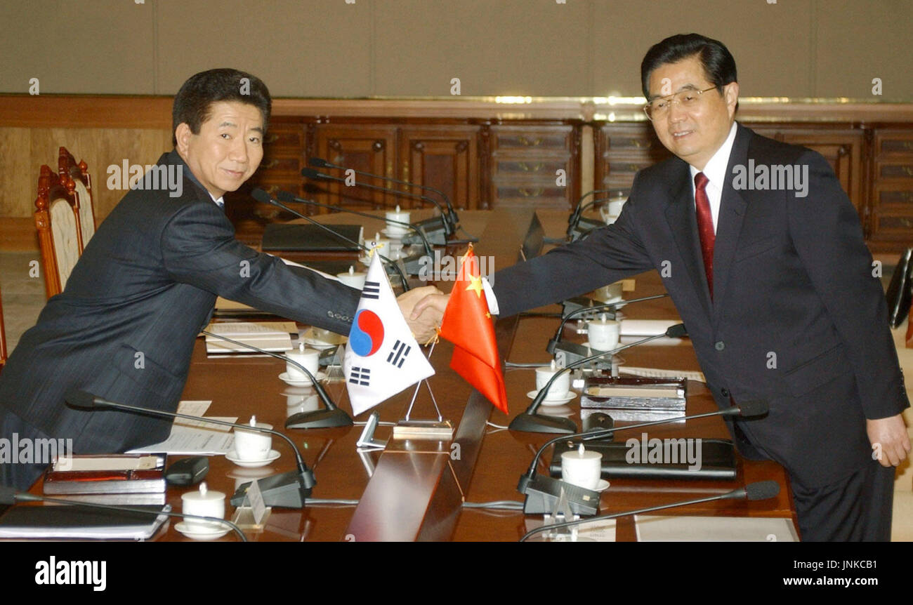 SEOUL, South Korea - South Korean President Roh Moo Hyun (L) and ...