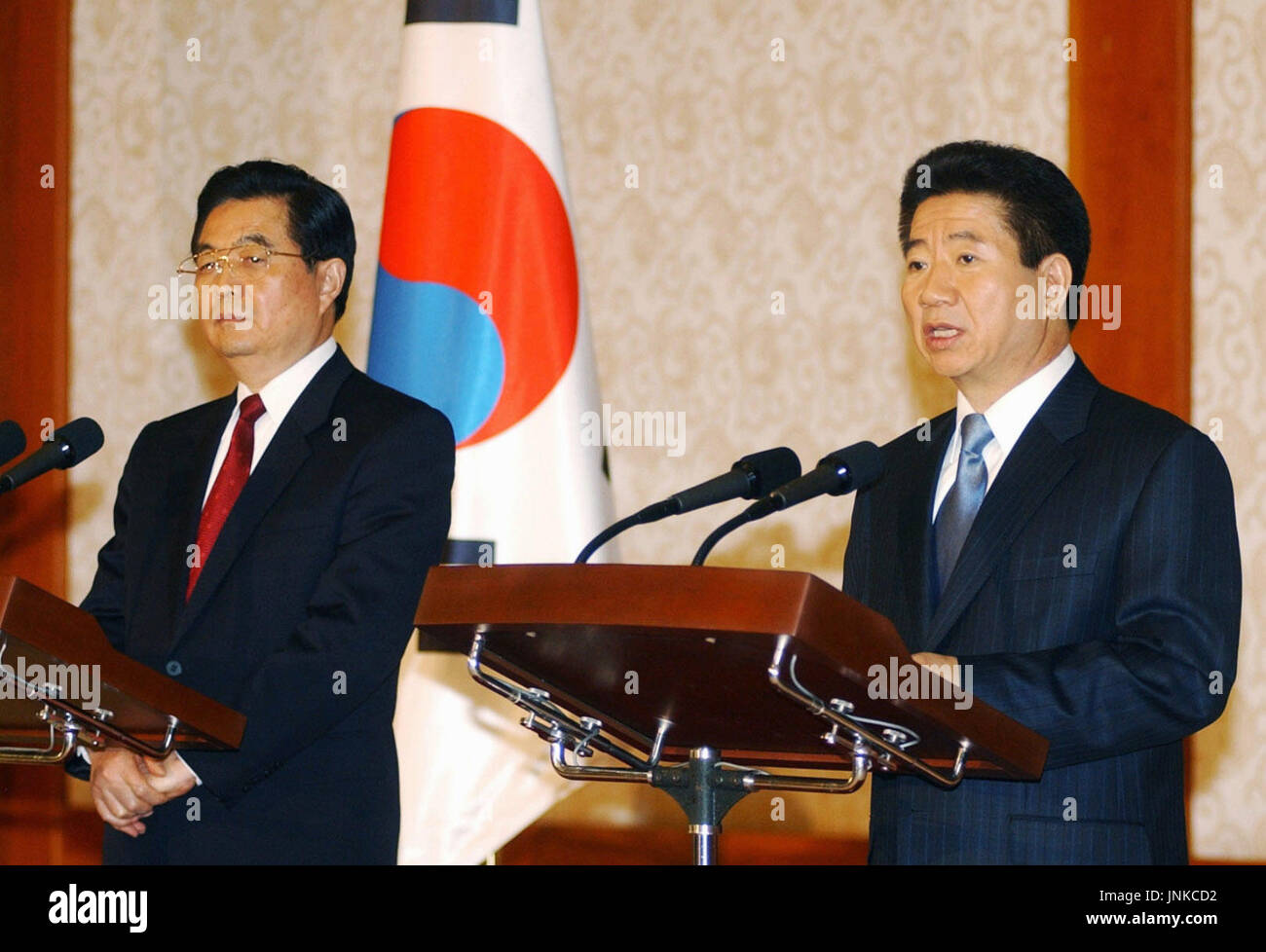 SEOUL, South Korea - Visiting Chinese President Hu Jintao (L) and South ...