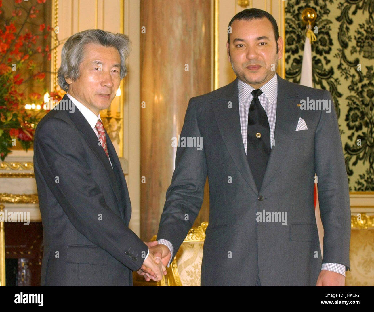 TOKYO, Japan - Morocco's King Muhammad VI (R) and Japanese Prime ...