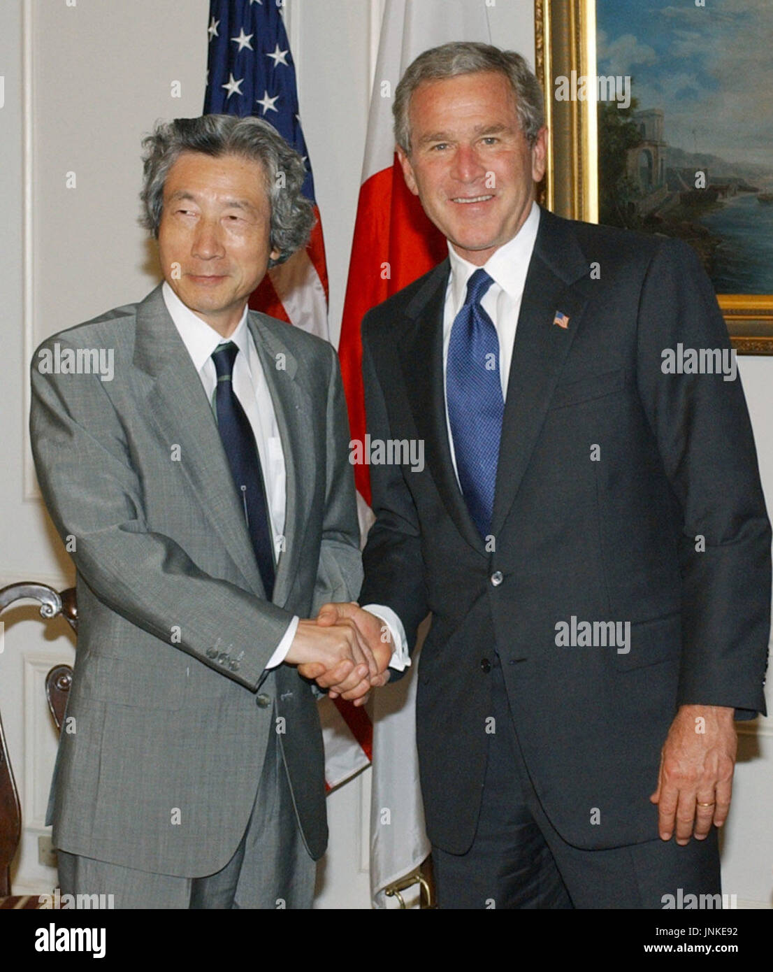 NEW YORK, United States - Japanese Prime Minister Junichiro Koizumi (L ...